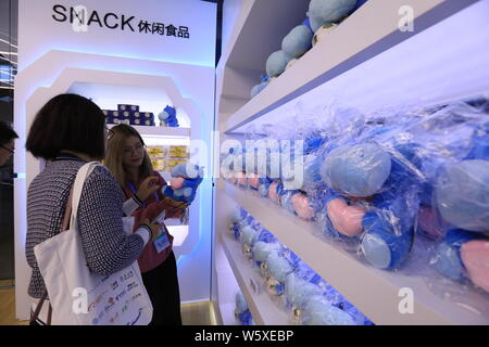 People visit the FRESHIPPO Intelligent Experience Pavilion of O2O fresh ...