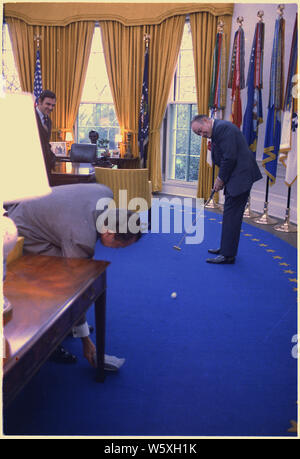 President Richard Nixon, Bob Hope, Jimmy Stewart, and Fred MacMurray at ...