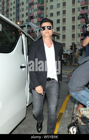 Hong Kong actor Ray Lui, right, poses with his wife Yang Xiaojuan ...