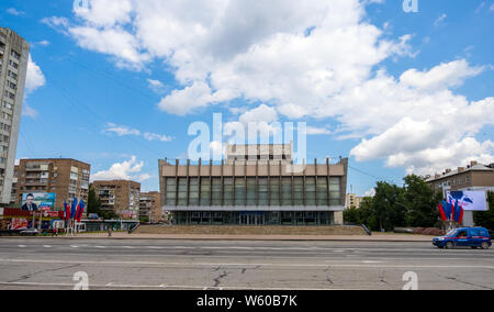 Lugansk, Ukraine - Jule 10, 2019: Lenin monument on the Theater Square ...