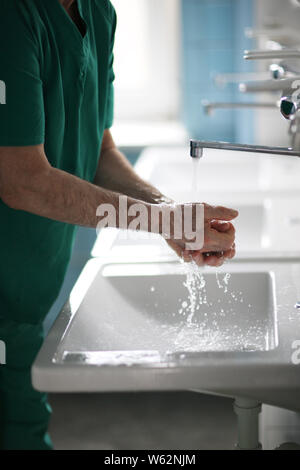 Male surgeon washes his hands before surgery Stock Photo - Alamy