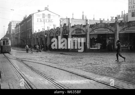 Alexandersgatan / Aleksanterinkatu, Helsinki / street scene with street ...