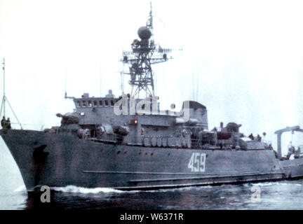 A port bow view of the ocean minesweeper USS IMPERVIOUS (MSO 449 ...
