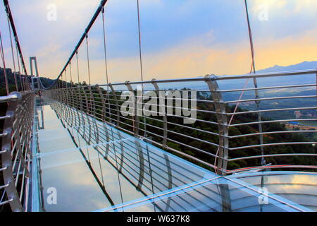 "Spider-Man" workers check on Guangdong's longest glass-bottomed bridge ...