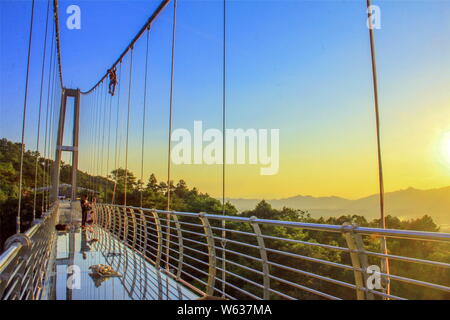 "Spider-Man" workers check on Guangdong's longest glass-bottomed bridge ...
