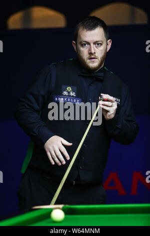 Xiao Guodong of China considers a shot against the Austrian player ...