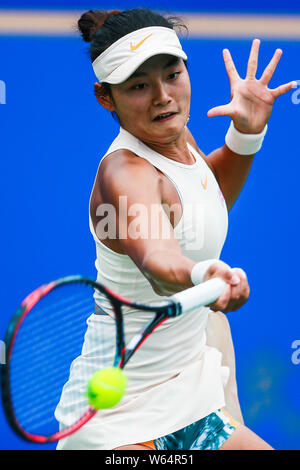 Amanda Anisimova, of the United States, returns a shot to Kimberly ...