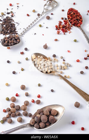 Allspice peas isolated on a white background Stock Photo - Alamy