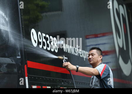 SF EXPRESS TRUCK CHINA Stock Photo - Alamy