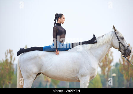 Chinese contortionist Liu Teng poses with a Guinness World Record ...