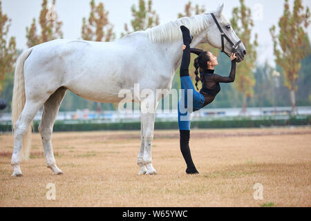 Chinese contortionist Liu Teng poses with a Guinness World Record ...