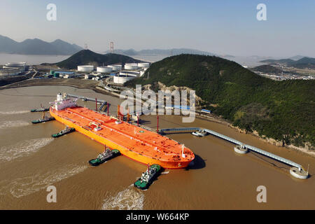 Tugboats dock the oil tanker "EAGLE VARNA" carrying imported crude oil ...
