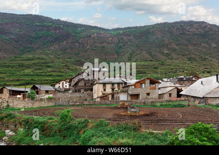 Mountains and town of Espot snowy in winter, Pallars Sobirá, Catalan ...