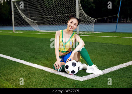 27-year-old Chinese contortionist Liu Teng shows the flexibility of her ...