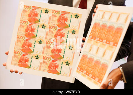 Employees show the 1,000 HKD of 2018 new series Hong Kong banknotes ...