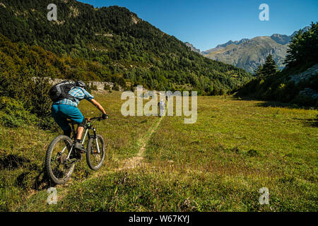 Mountain biker biking bike cycling in winter on the Long Mynd ...