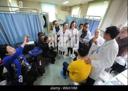 --FILE--Foreign doctors from Brazil interact with a Chinese doctor ...