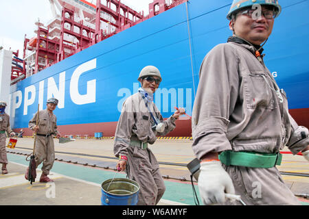 The 20,000 TEU container vessel "COSCO SHIPPING CAPRICORN" manufactured ...