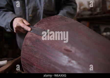 --FILE--Chinese craftsman Li Zhaolin carves Pipa, a four-stringed ...