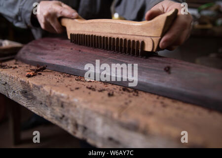 --FILE--Chinese craftsman Li Zhaolin carves Pipa, a four-stringed ...