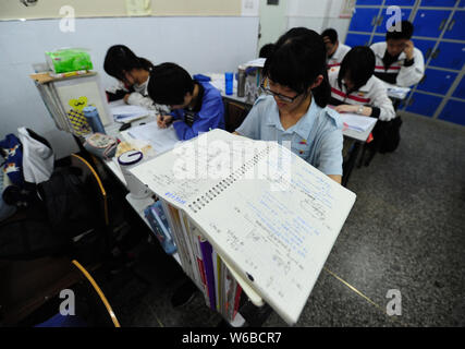 Young Chinese students prepare for the upcoming 2018 national college ...