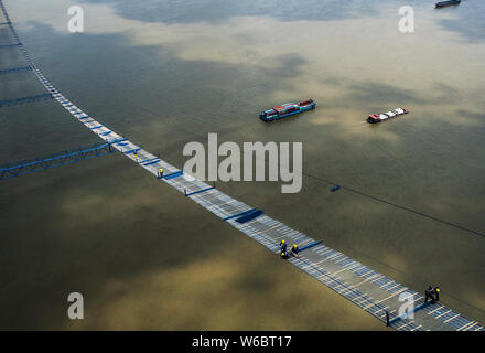 --FILE--The Yangsigang Yangtze River Bridge, the world's longest double ...