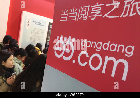 --FILE--People visit the stand of Chinese display panel maker BOE ...