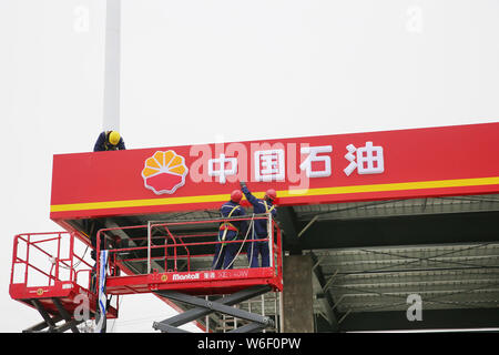 --FILE--Chinese workers of CNPC (China National Petroleum Corporation ...