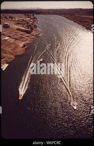 BOATING ON THE COLORADO RIVER BELOW PARKER DAM Stock Photo - Alamy
