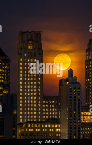 Full moon over Manhattan Stock Photo - Alamy