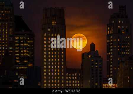 Full moon over Manhattan Stock Photo - Alamy