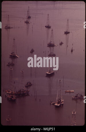 OFF-SHORE OIL WELLS ON GALVESTON BAY Stock Photo - Alamy