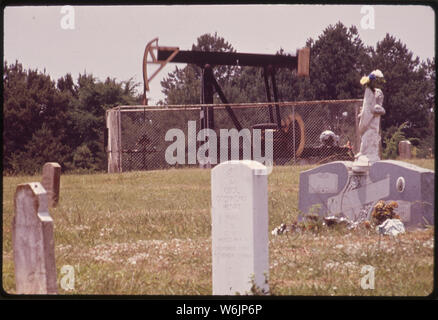 OIL DERRICK IN CEMETERY Stock Photo - Alamy