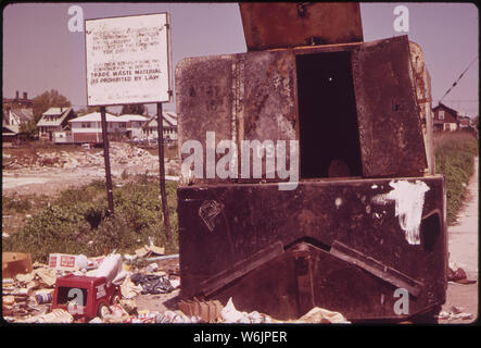 OLD SANITATION DEPARTMENT TRUCK RUSTS IN SUBURBAN DUMP Stock Photo - Alamy