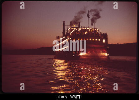 STEAMBOAT ON THE OHIO RIVER Stock Photo - Alamy