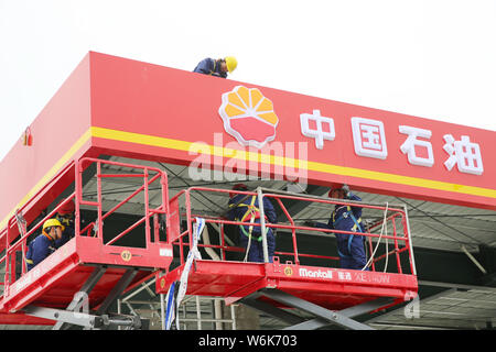 --FILE--Chinese workers of CNPC (China National Petroleum Corporation ...