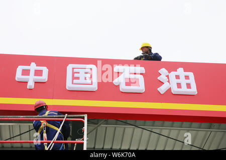 --FILE--Chinese workers of CNPC (China National Petroleum Corporation ...