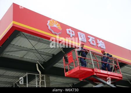 --FILE--Chinese workers of CNPC (China National Petroleum Corporation ...