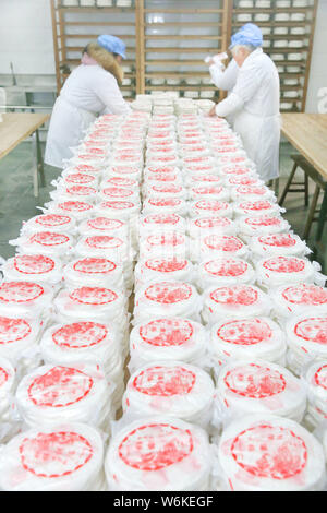 Chinese pastry cooks make Linzi steamed rice cakes at a bakery in Rugao ...