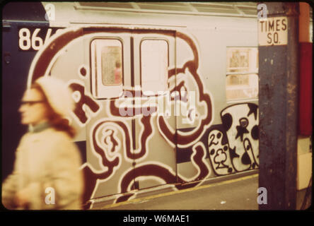 TIMES SQUARE SUBWAY STATION AND SUBWAY GRAFFITI Stock Photo - Alamy