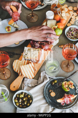 Hands of man holding fresh olives above crate Stock Photo - Alamy
