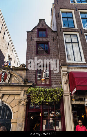 Smallest house, Amsterdam, The Netherlands Stock Photo - Alamy