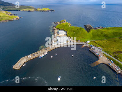 Fishing boats in Teelin Bay, beneath Slieve League, County Donegal ...