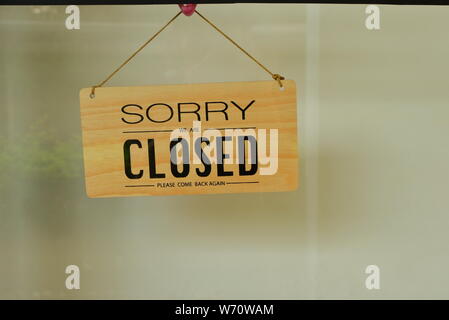 Storefront "closed" sign in English and Chinese Stock Photo - Alamy