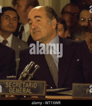 Jimmy Carter and Omar Torrijos signing the Panama Canal Treaty Stock ...