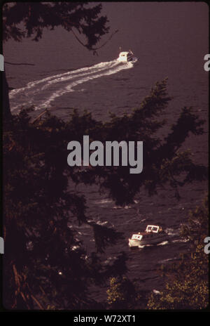 PLEASURE BOATS ON PUGET SOUND OFF POINT DEFIANCE Stock Photo - Alamy