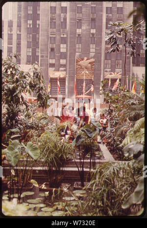 ROCKEFELLER CENTER--5TH AVENUE SIDE Stock Photo - Alamy