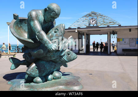 Statue at entrance to Deal Pier Kent, 'Embracing the Sea' by John Bucks ...