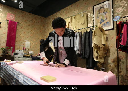 --FILE--31-year-old Chinese handicraftsman Zhang Haichao creates a ...