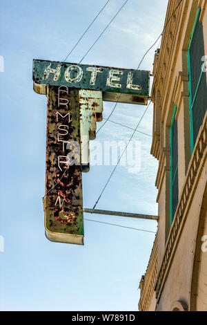 Hondo, Texas, USA. Old hotel neon sign Stock Photo - Alamy